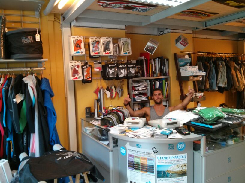 Alessandro Piu firma con Wipe Out - Surfcorner.it | italian surfing portal